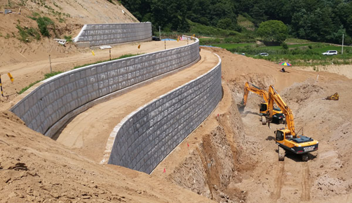Active Earth Pressure Acting on Retaining Walls on Cut Slopes