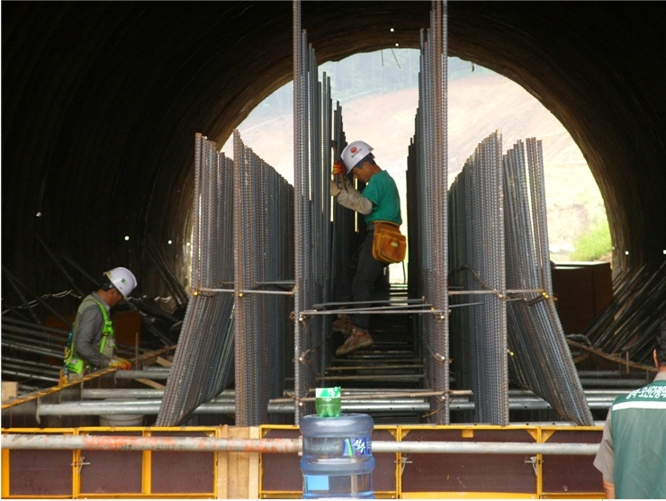 Practical Guide to 2-Arch Tunnel Design: Analyzing Collapse Cases