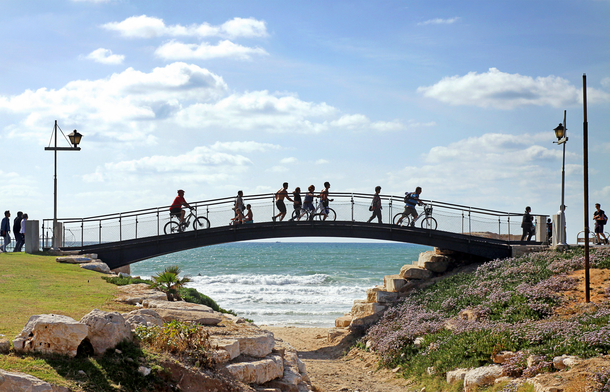 AASHTO vs Eurocode: Pedestrian Load Considerations in Bridge Design